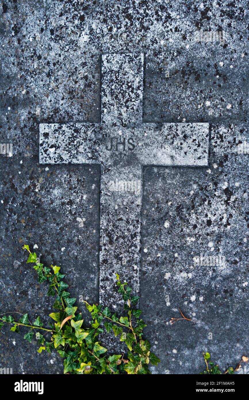 catholic cross in relief on a tomb Stock Photo - Alamy