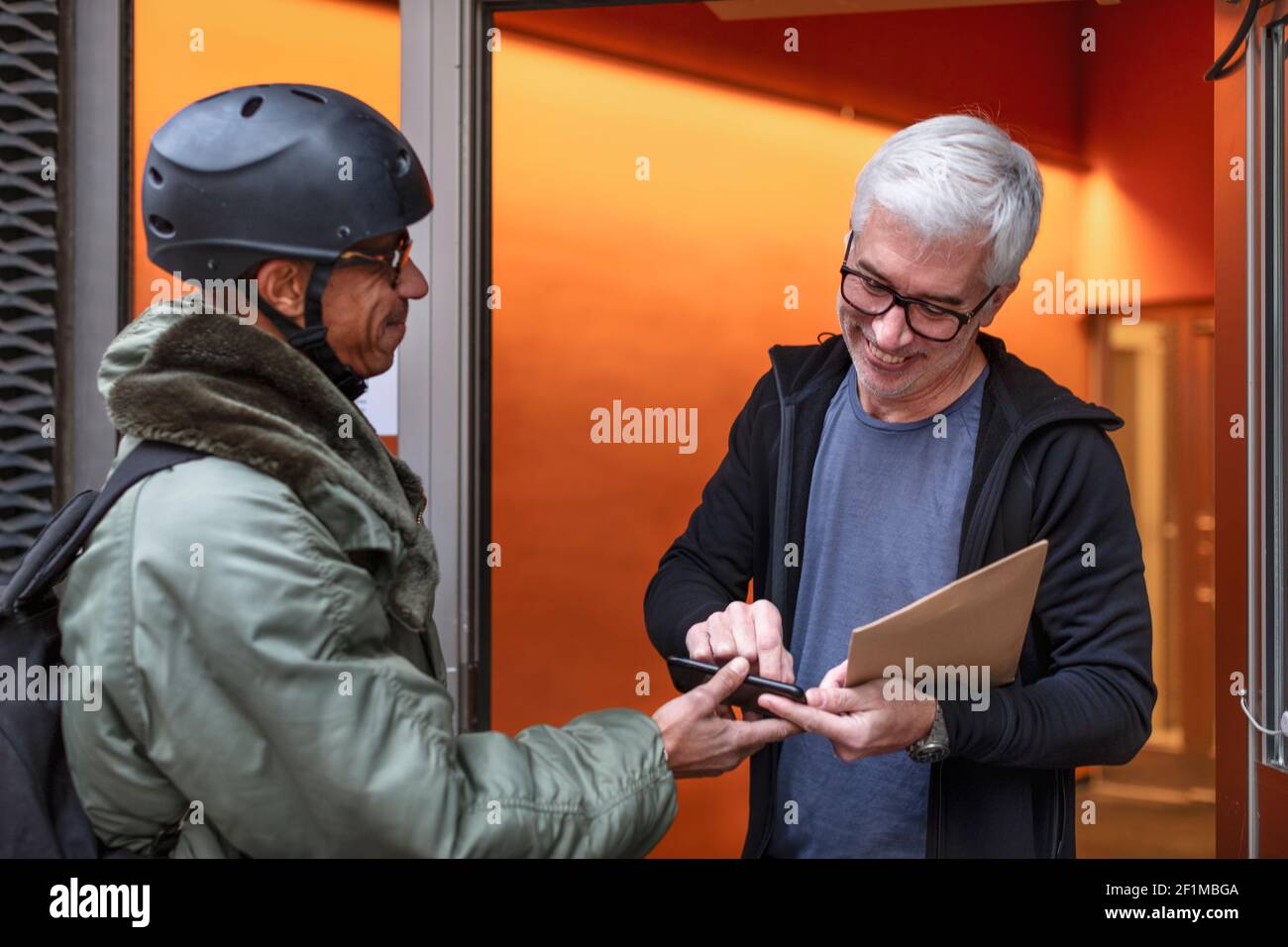 Delivery messenger hi-res stock photography and images - Alamy