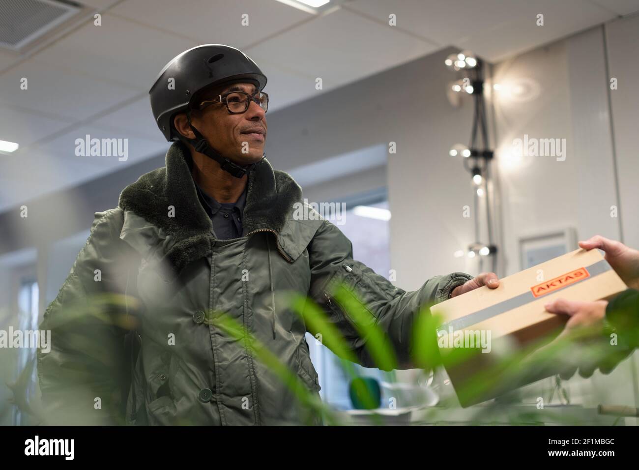 Parcel delivery logistics delivering service hi-res stock photography ...