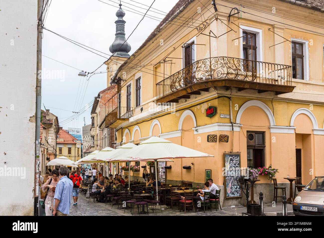 Outdoor dining options in the Old Town of Cluj-Napoca in Transylvania ...