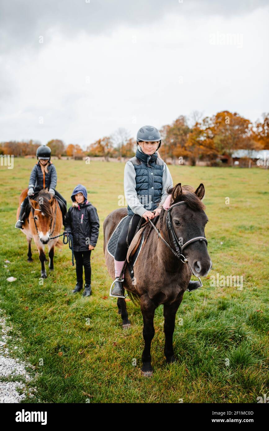 Two girls riding horse hi-res stock photography and images - Alamy