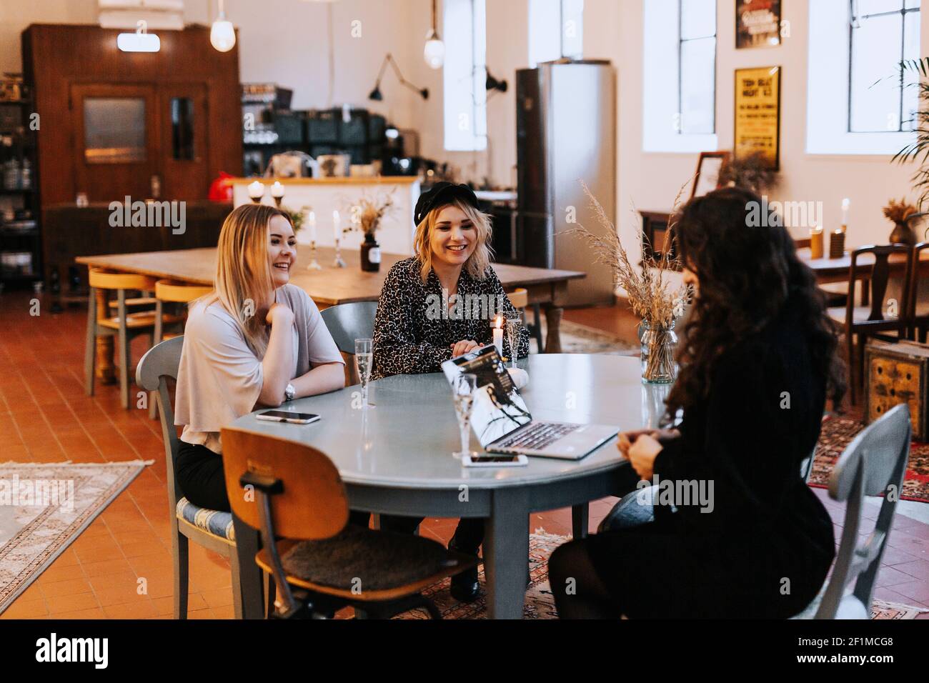 Work friends sitting hi-res stock photography and images - Alamy