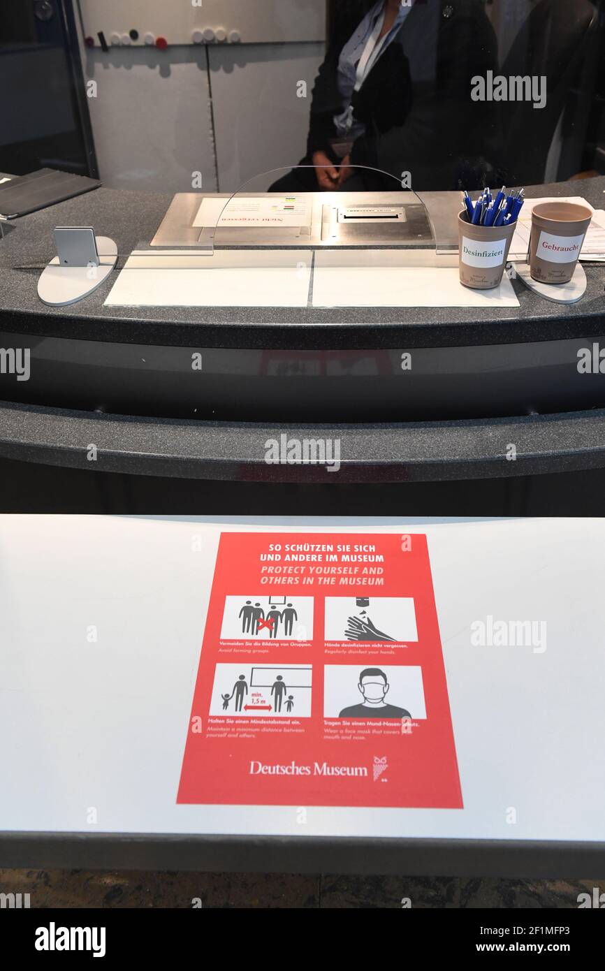 Museum sign rules hi-res stock photography and images - Alamy