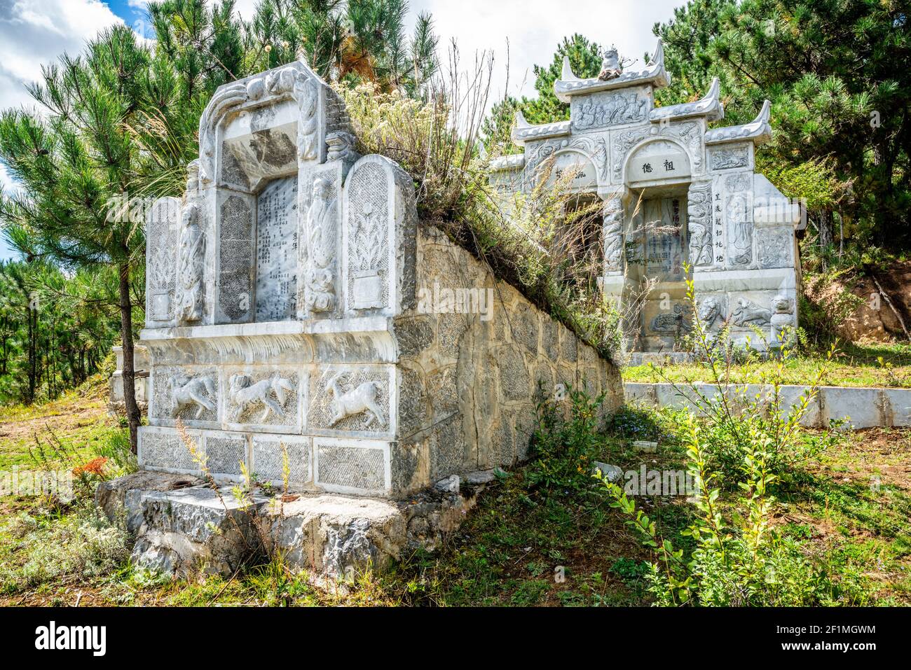China grave hi-res stock photography and images - Alamy