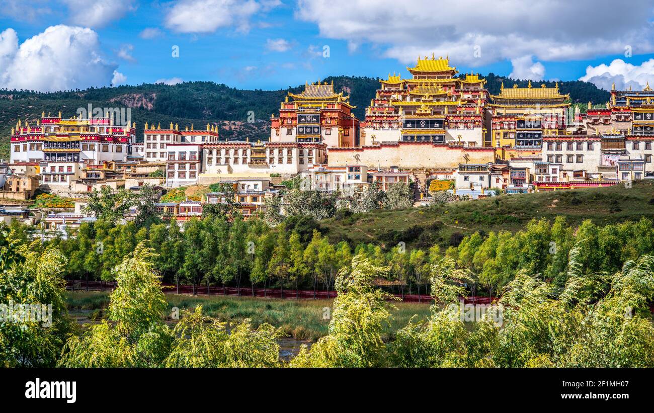 Facade of songzanlin temple hi-res stock photography and images - Alamy