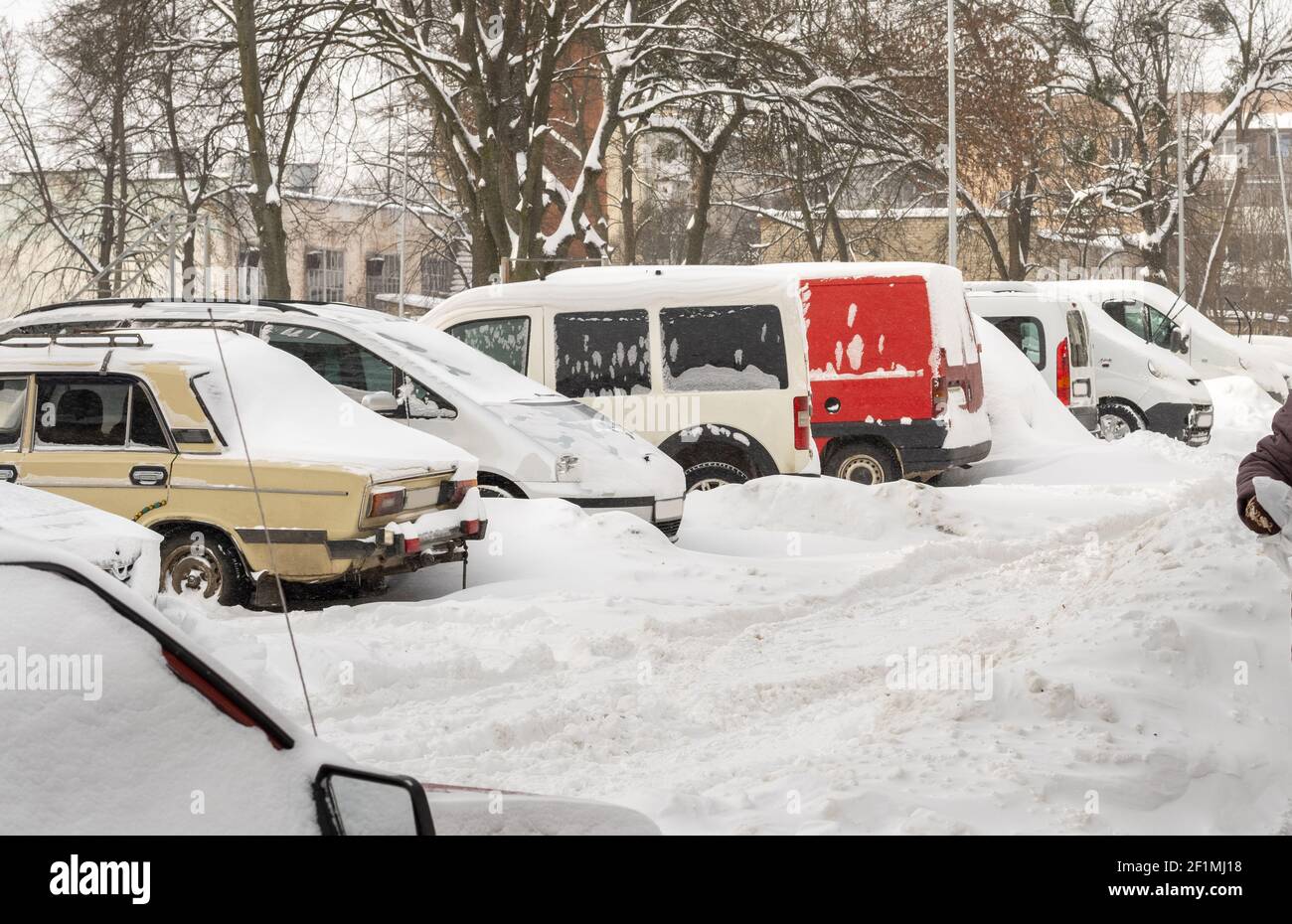 Cars under the snowdrift hi-res stock photography and images - Alamy