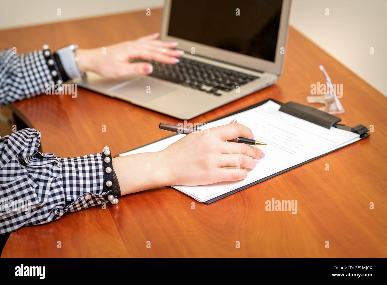 Holding hands under table hi-res stock photography and images - Alamy