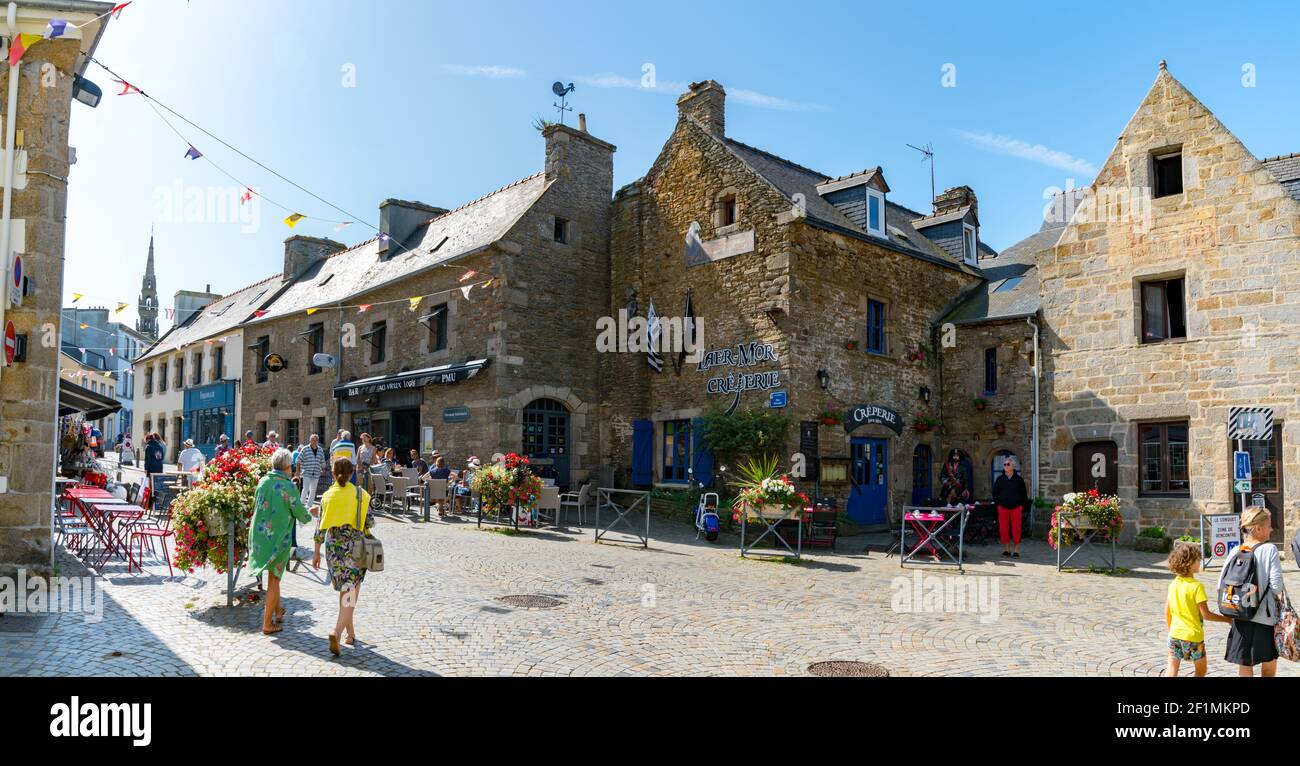 View of the busy town square in La Conquet with many tourists visiting ...