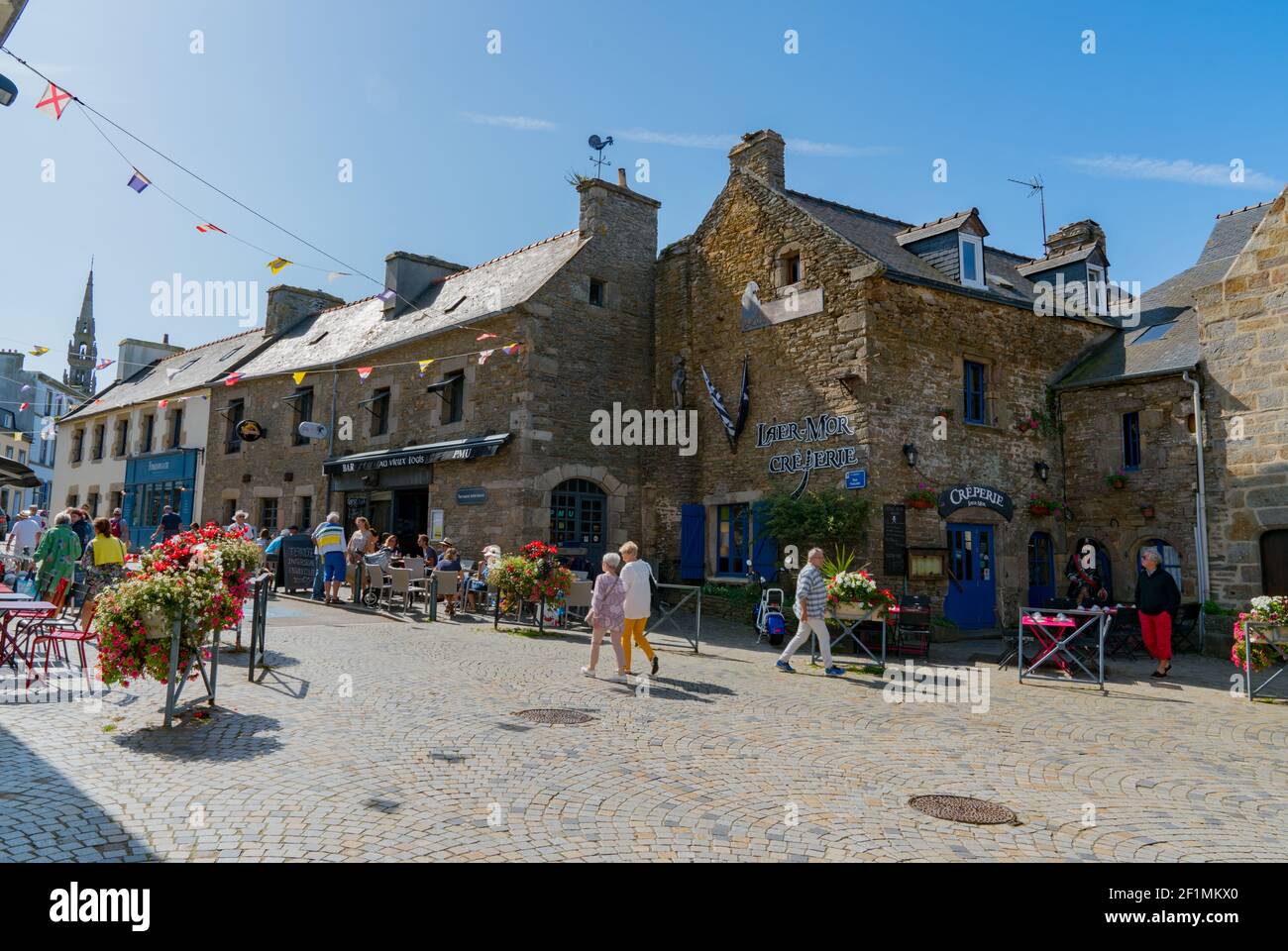 View of the busy town square in La Conquet with many tourists visiting ...