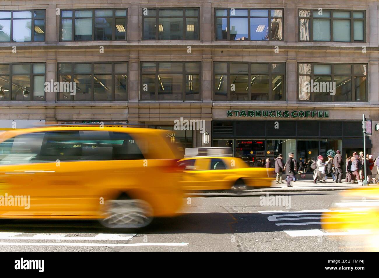 taxi traffic on 5th Avenue in Manhattan, New York, USA Stock Photo - Alamy