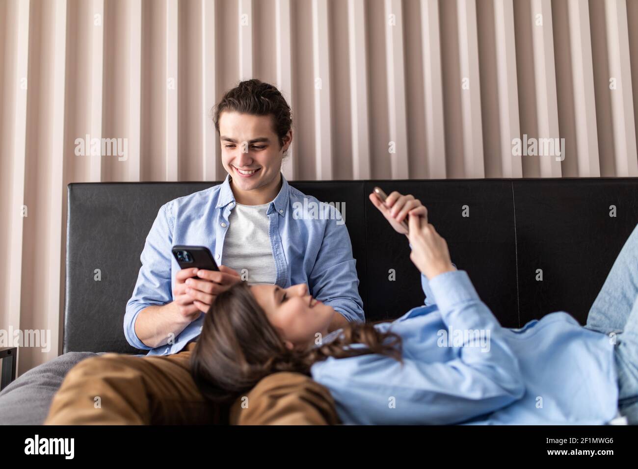 Everyone on their phones hi-res stock photography and images - Alamy