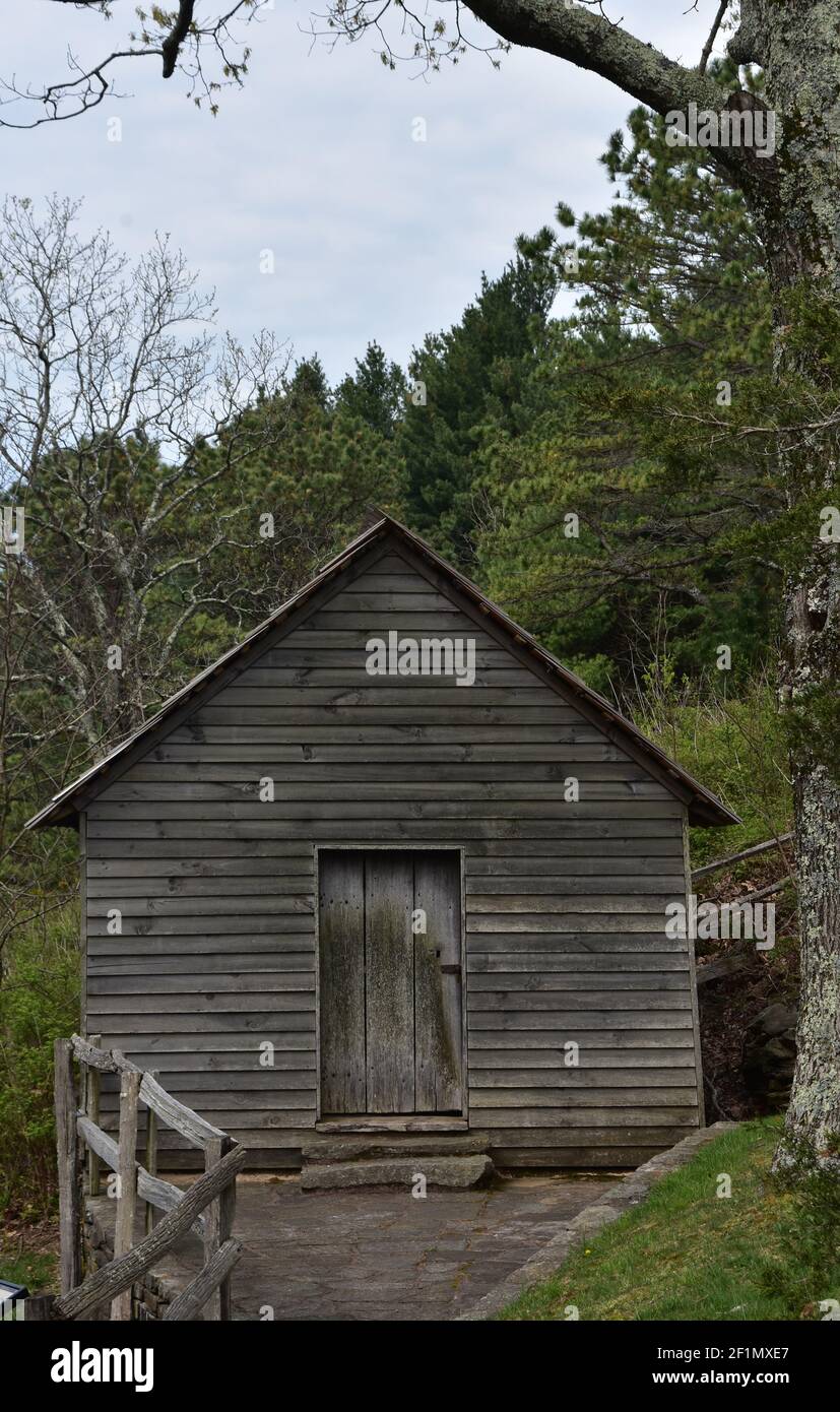 Old farmhouse and outbuilding hi-res stock photography and images - Alamy