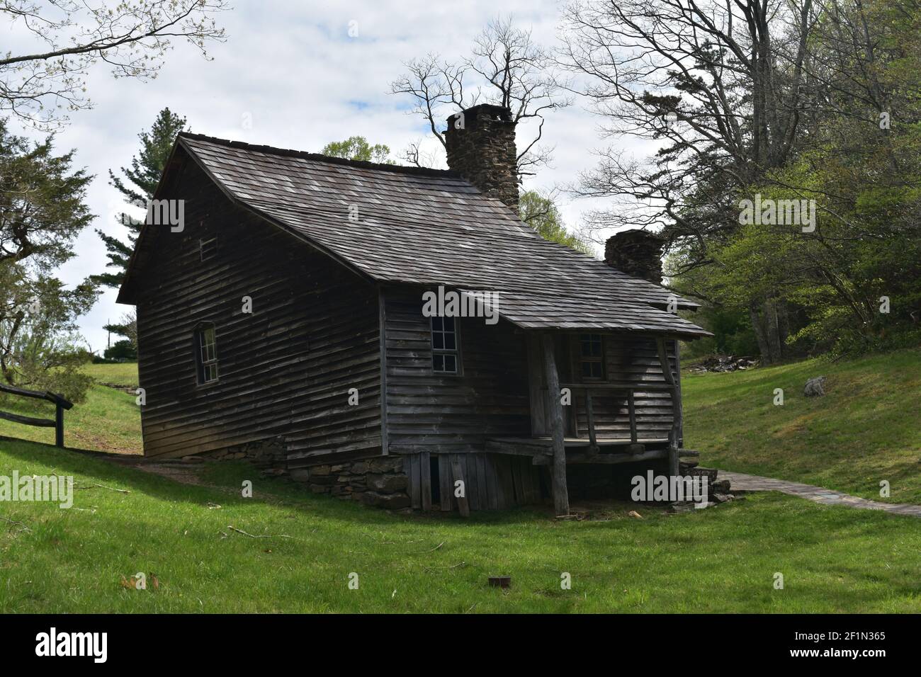 Old fashioned wood cabin along the Blue Ridge Parkway Stock Photo - Alamy