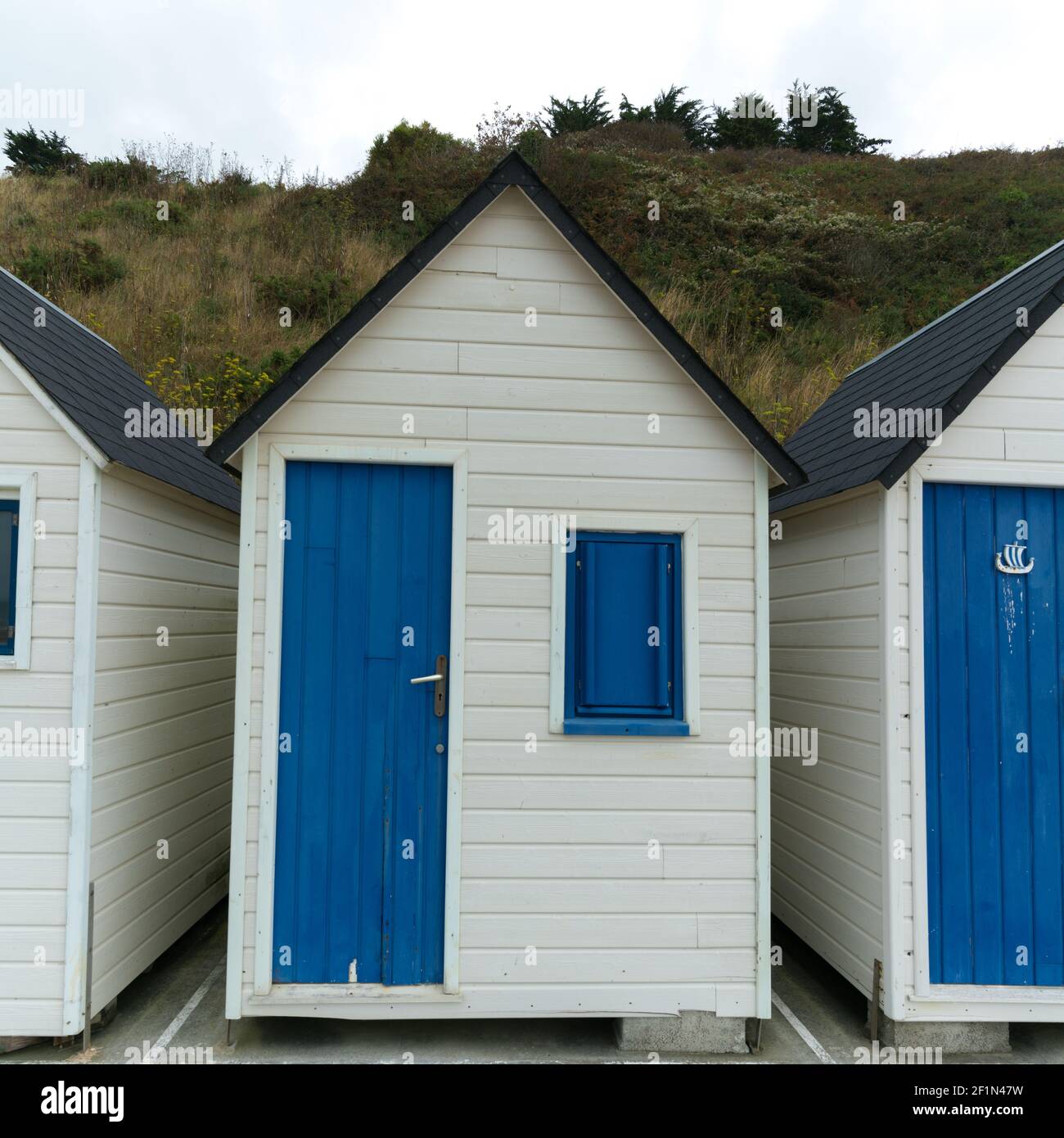 Colorful beach cottages hi-res stock photography and images - Alamy