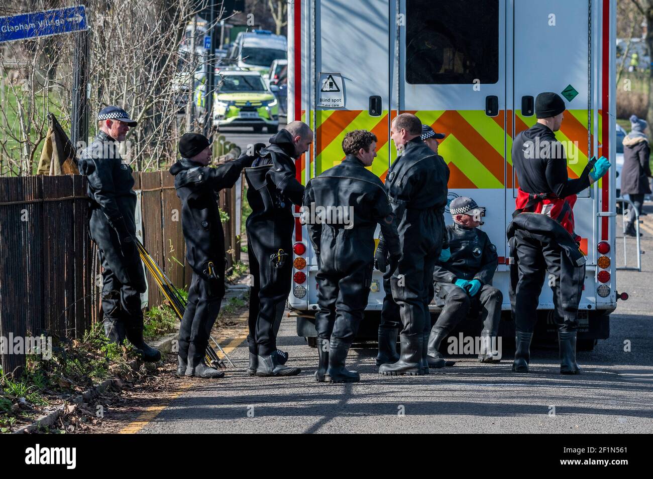 Police dive team hi-res stock photography and images - Alamy