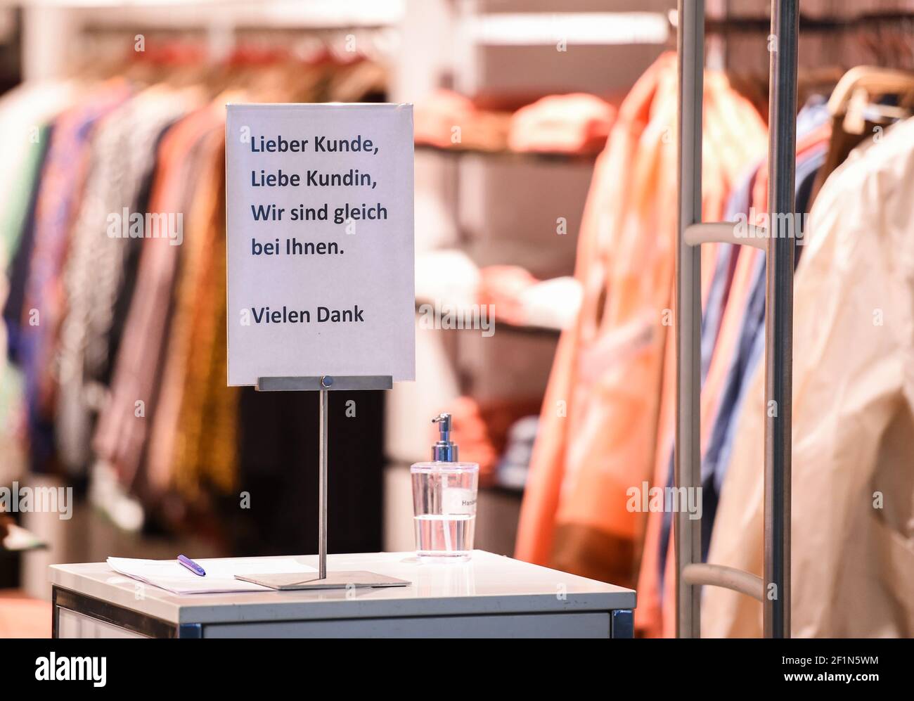 Dear customer hi-res stock photography and images - Alamy