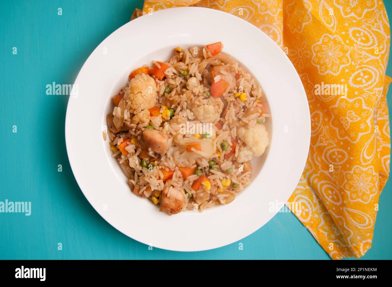 farm to table chicken stir fry with fresh vegetables Stock Photo - Alamy