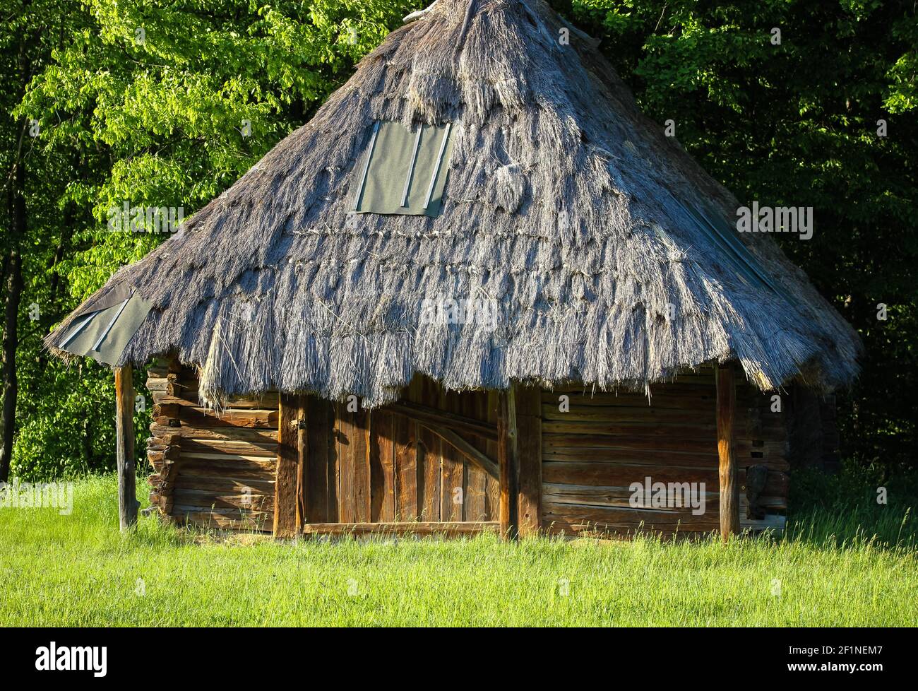 Old log cabin in a field hi-res stock photography and images - Alamy
