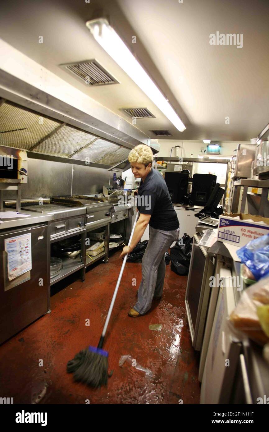 Abingdon..... Rising water in the Thames... Residents sandbag their ...