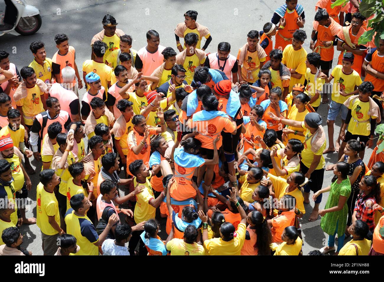 Human Pyramid trying to break dahi handi on Janmashtami, Gokulashtami ...
