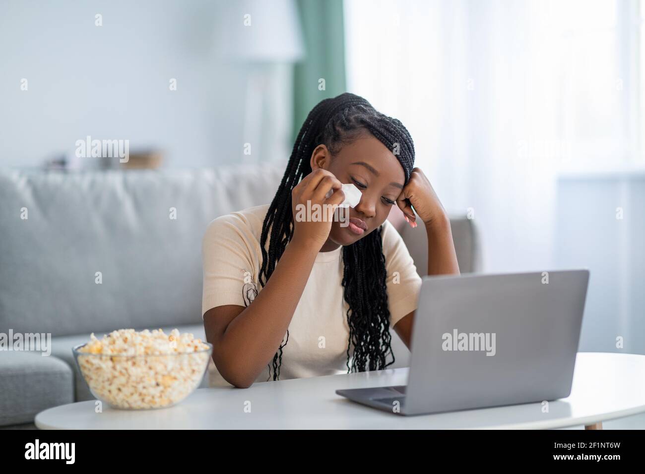 Crying computer adult black woman hi-res stock photography and images ...
