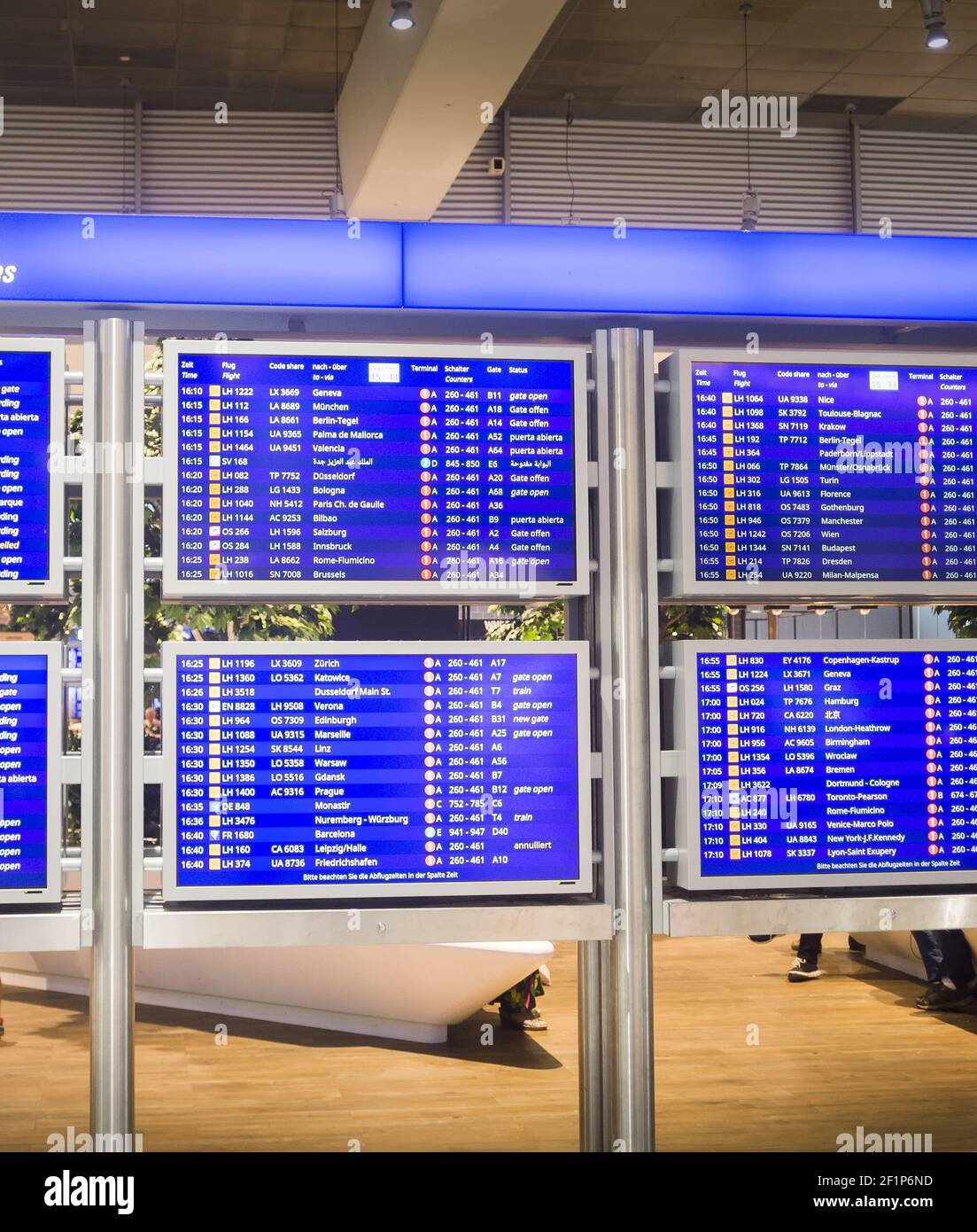 Flight status board hi-res stock photography and images - Alamy