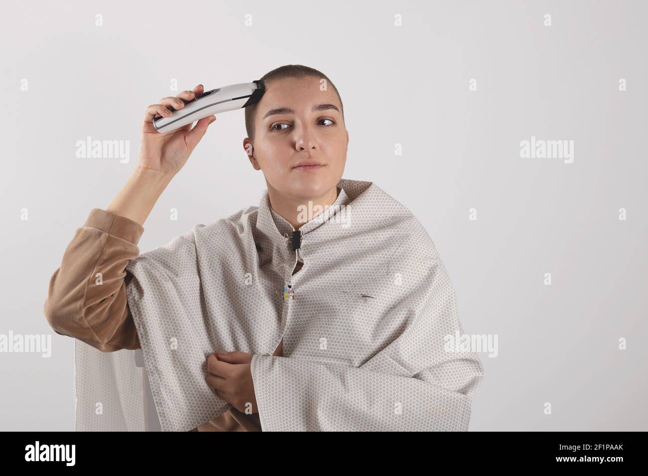Female head shave hi-res stock photography and images - Alamy