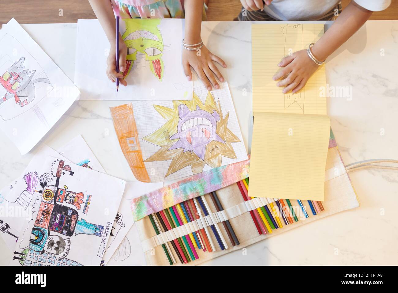 Preteen girl drawing hi-res stock photography and images - Alamy