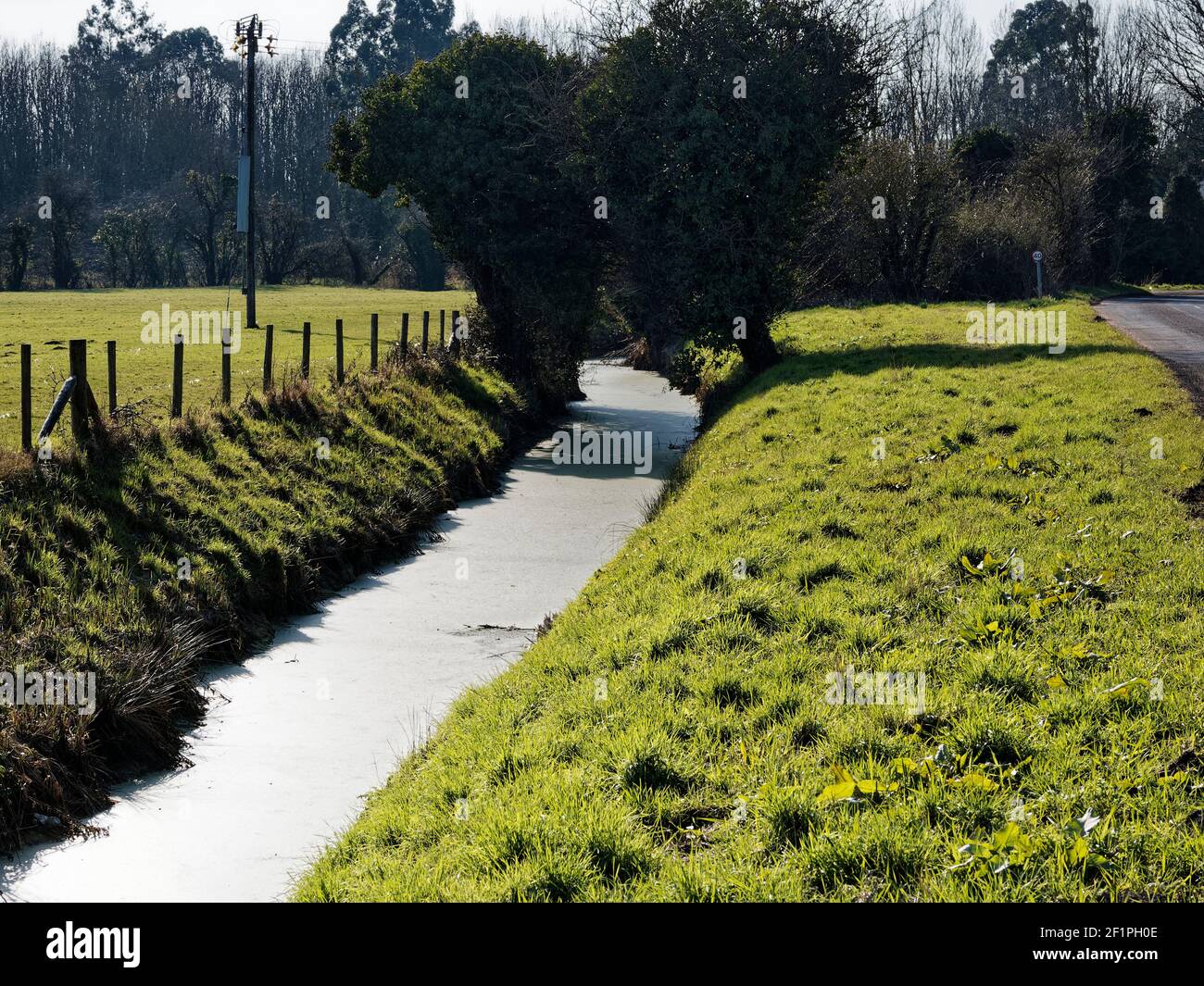 Rhyne drainage ditch hi-res stock photography and images - Alamy