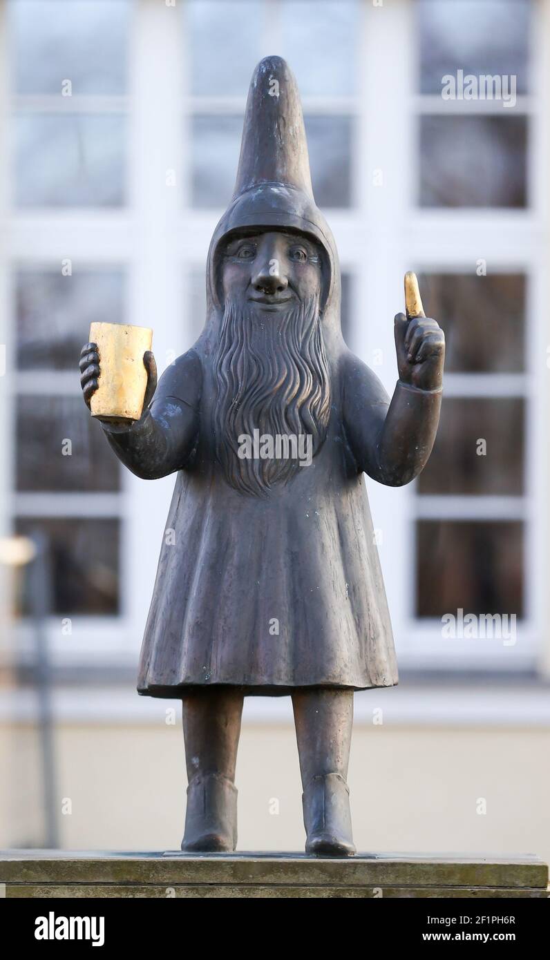 08 March 2021, Saxony-Anhalt, Bad Dürrenberg: With raised index finger ...