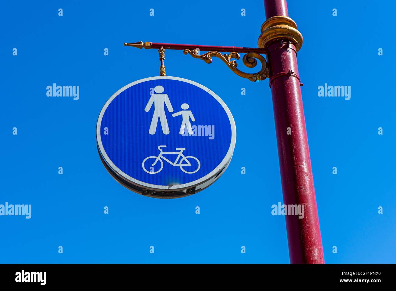 Road sign - Shared lane for pedestrians and cyclists Stock Photo - Alamy