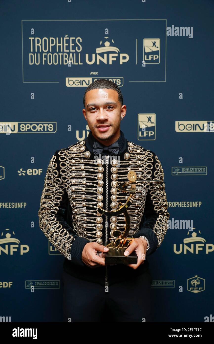 Memphis Depay received the trophy of the best goal scored in Ligue 1 ...