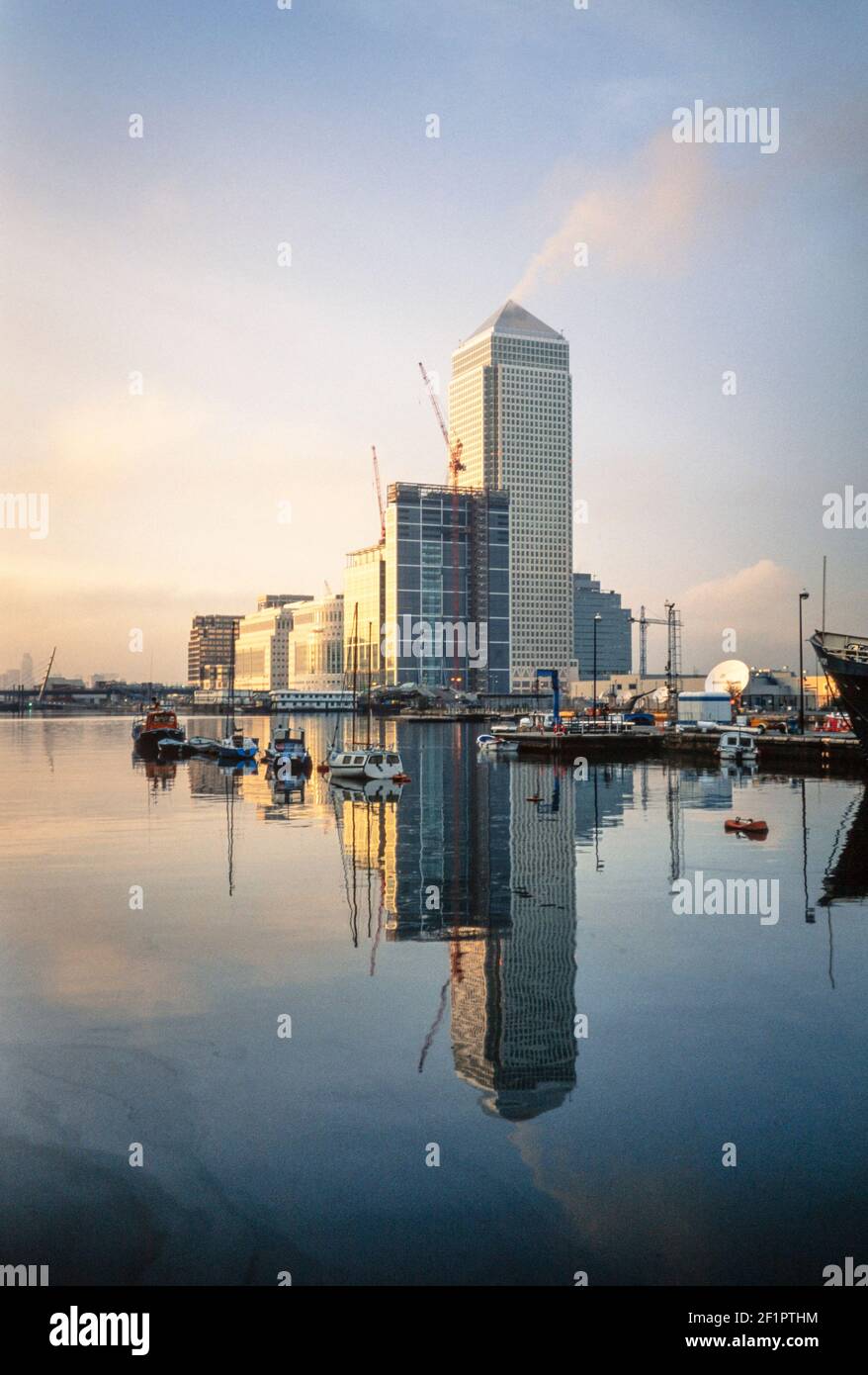 1998 - London Canary Wharf Docklands - One Canada Square Skyscraper ...