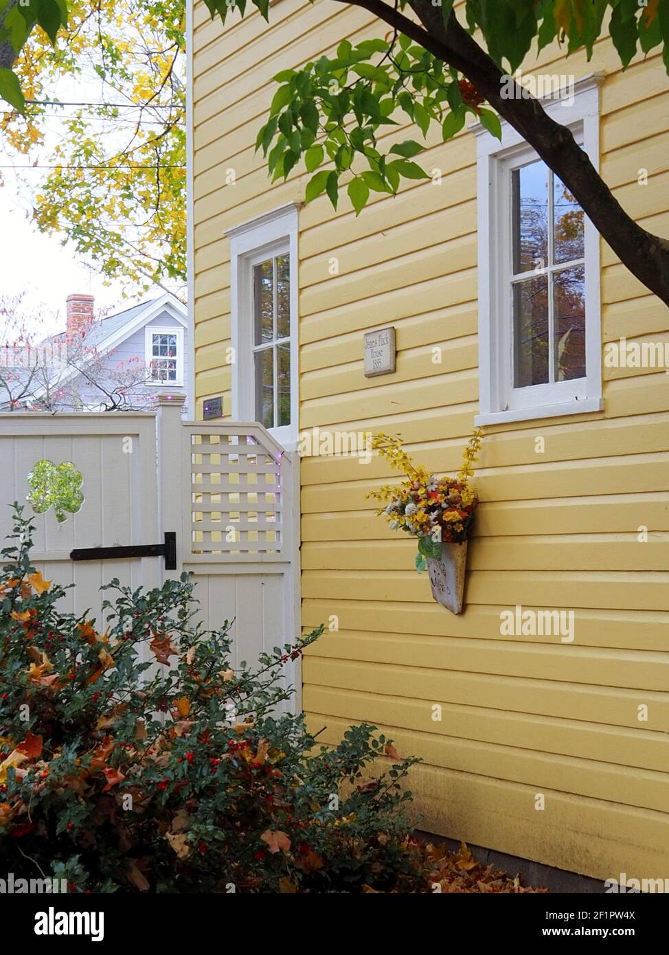 Yellow house paint hi-res stock photography and images - Alamy