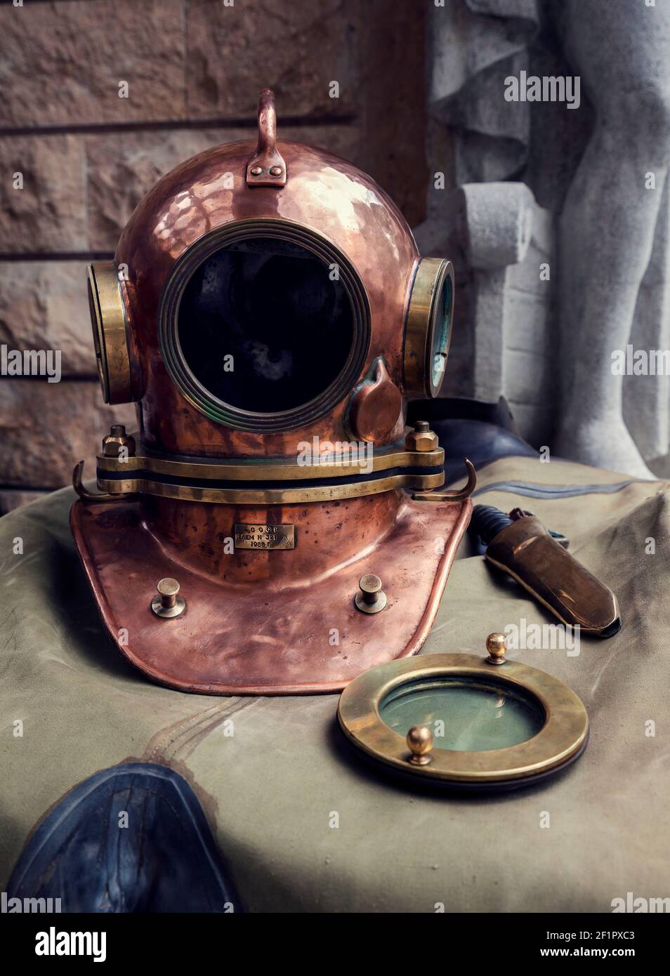 Diving suit old hi-res stock photography and images - Alamy