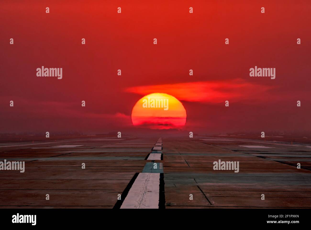 Empty airport runway sunset hi-res stock photography and images - Alamy