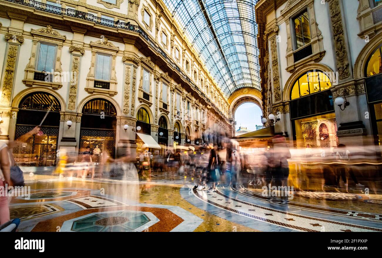 Crowded gallery interior hi-res stock photography and images - Alamy