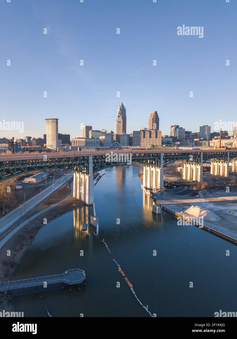 Cleveland skyline from the cuyahoga river hi-res stock photography and ...