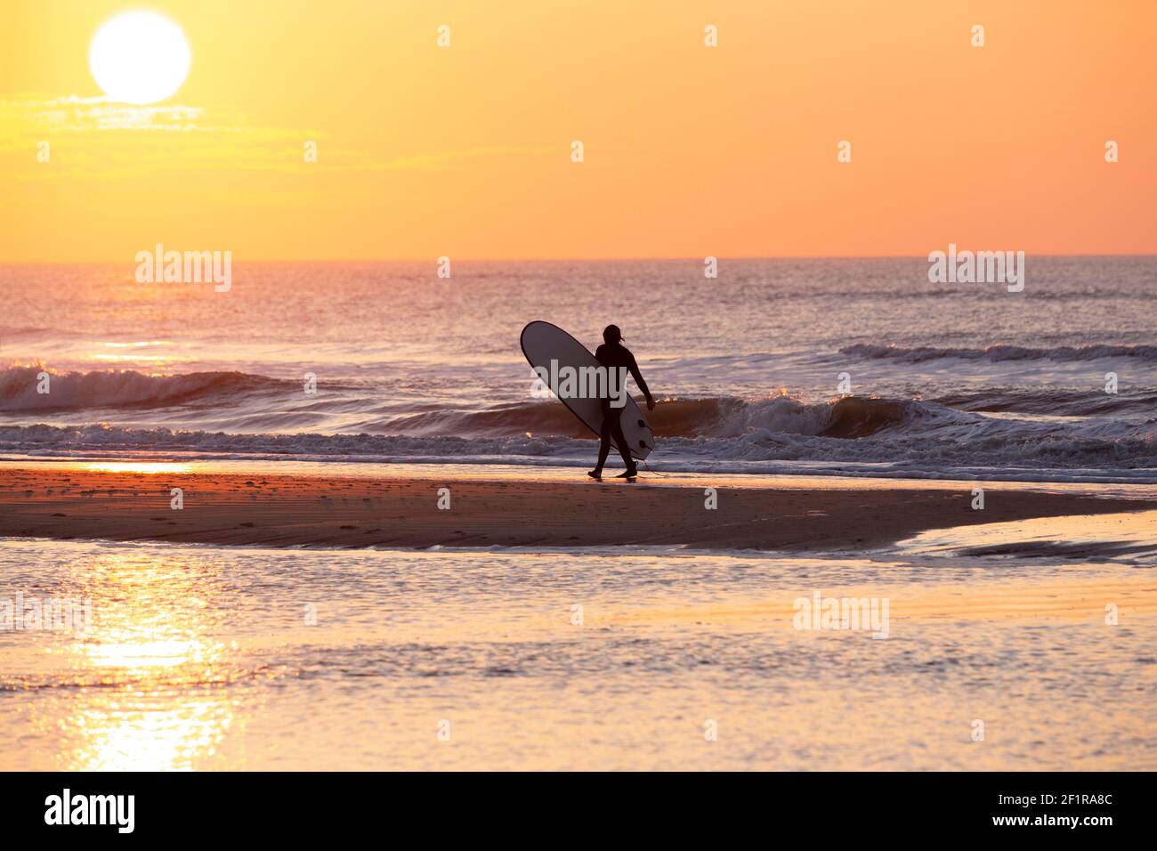 Surfer shadow hi-res stock photography and images - Alamy