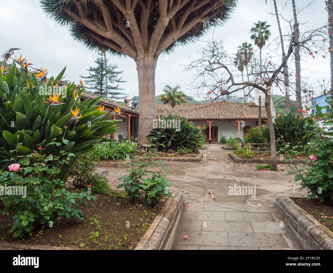 Courtyard traditional spanish colonial house hi-res stock photography ...