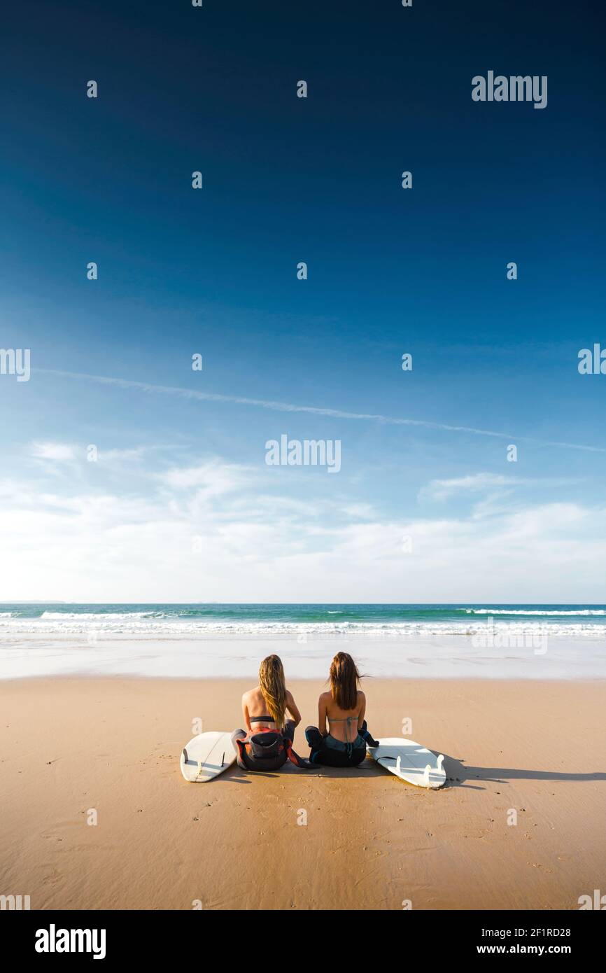 Girls diving hi-res stock photography and images - Alamy