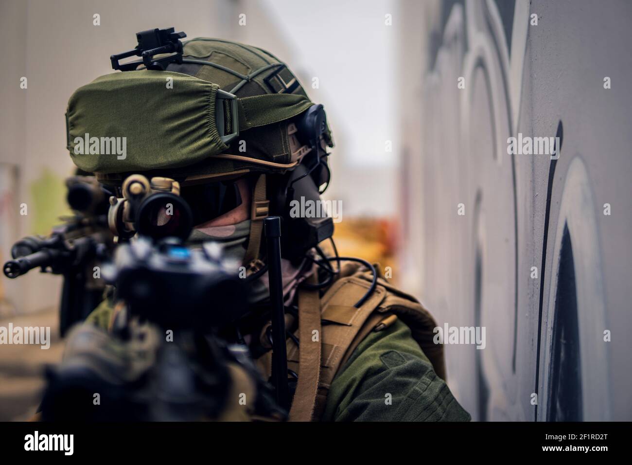 Fully equipped soldier aiming hi-res stock photography and images - Alamy