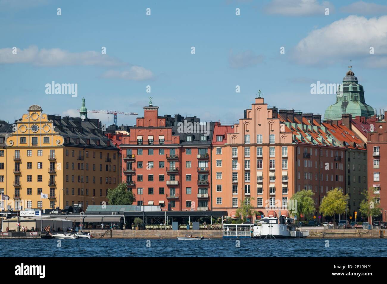 Waterside apartment block buildings hi-res stock photography and images ...