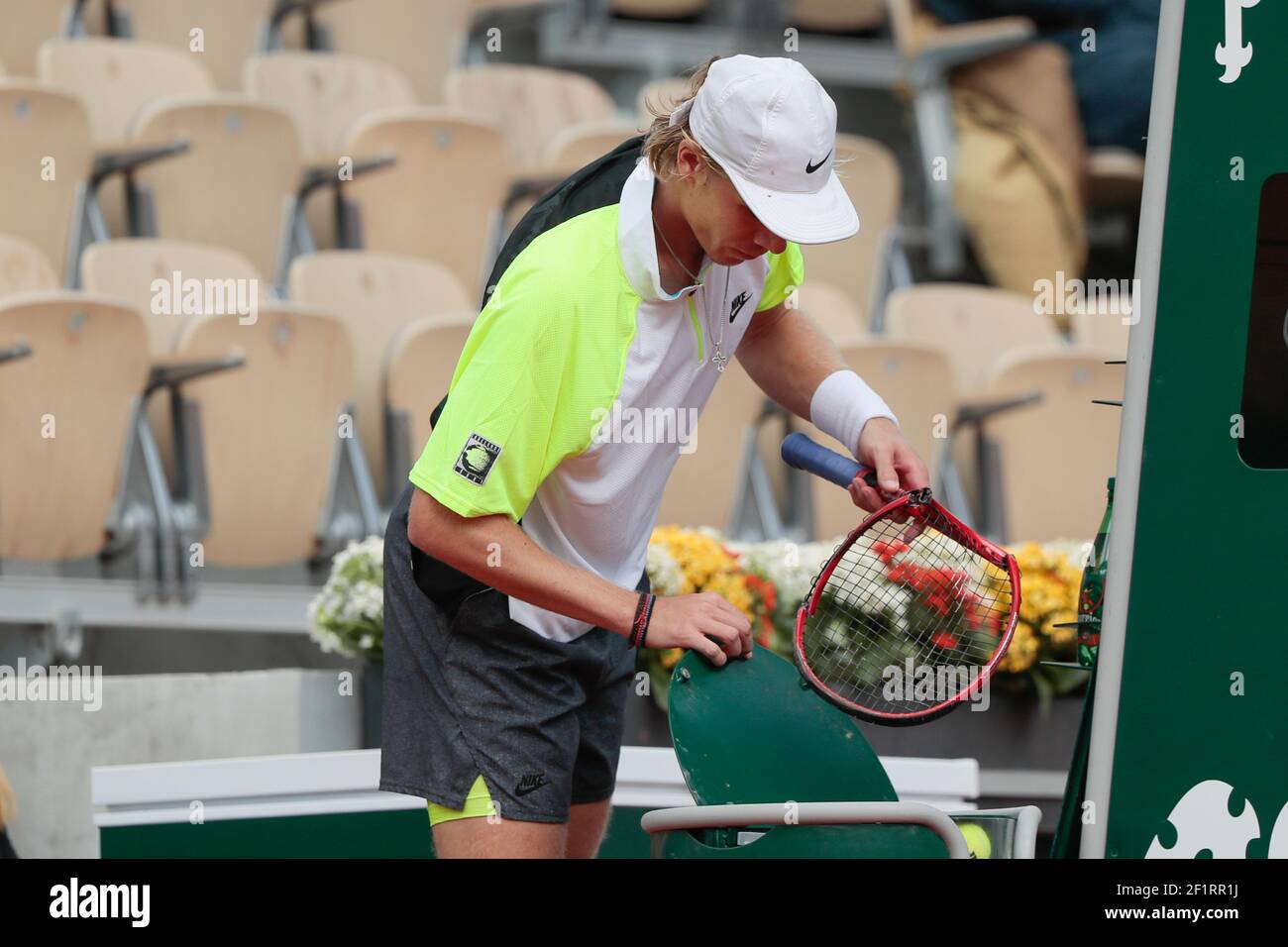 Broken tennis racket hi-res stock photography and images - Alamy