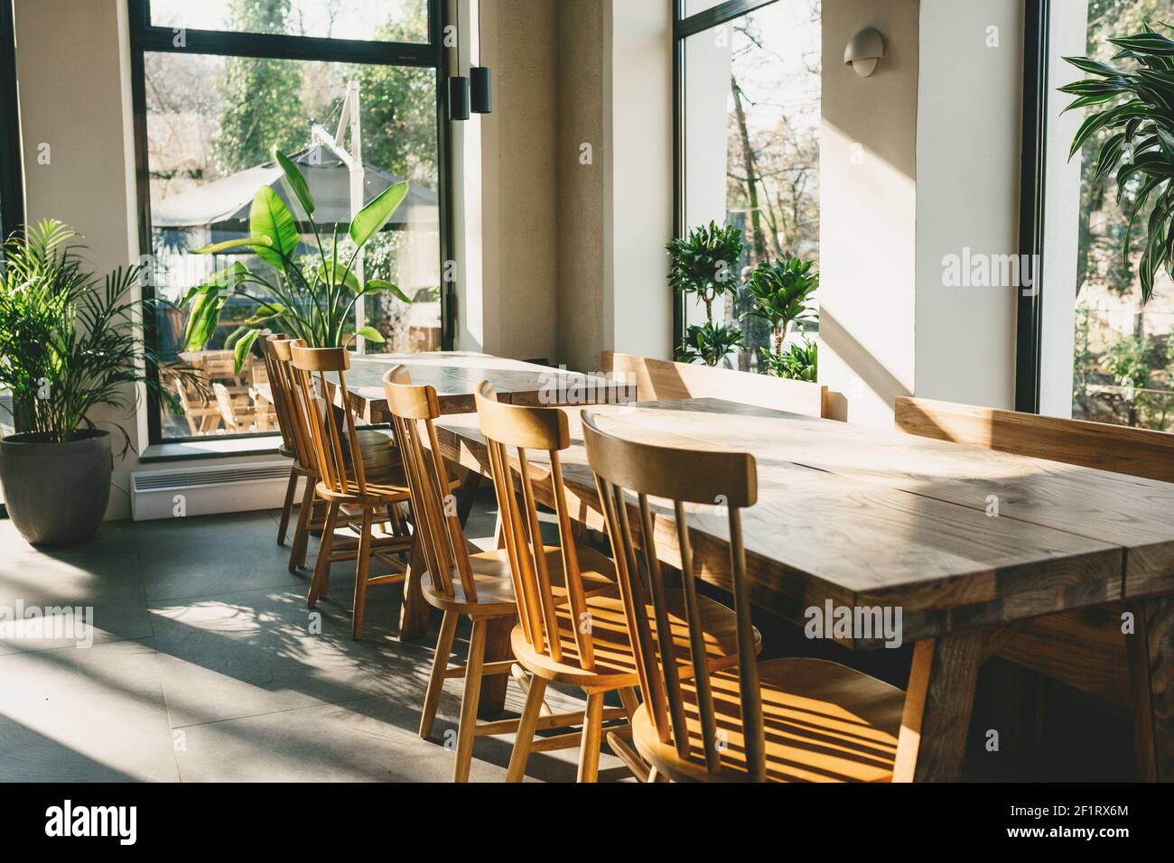Empty tables public house hi-res stock photography and images - Alamy