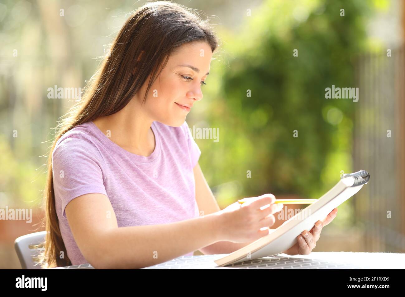 Woman sketching outside hi-res stock photography and images - Alamy