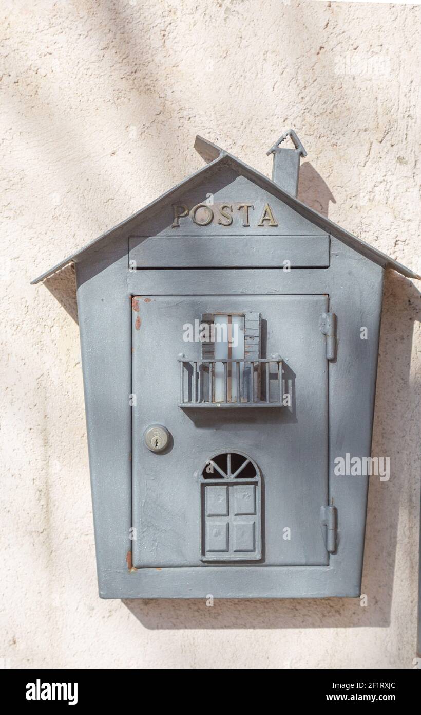 House shaped letterbox hi-res stock photography and images - Alamy