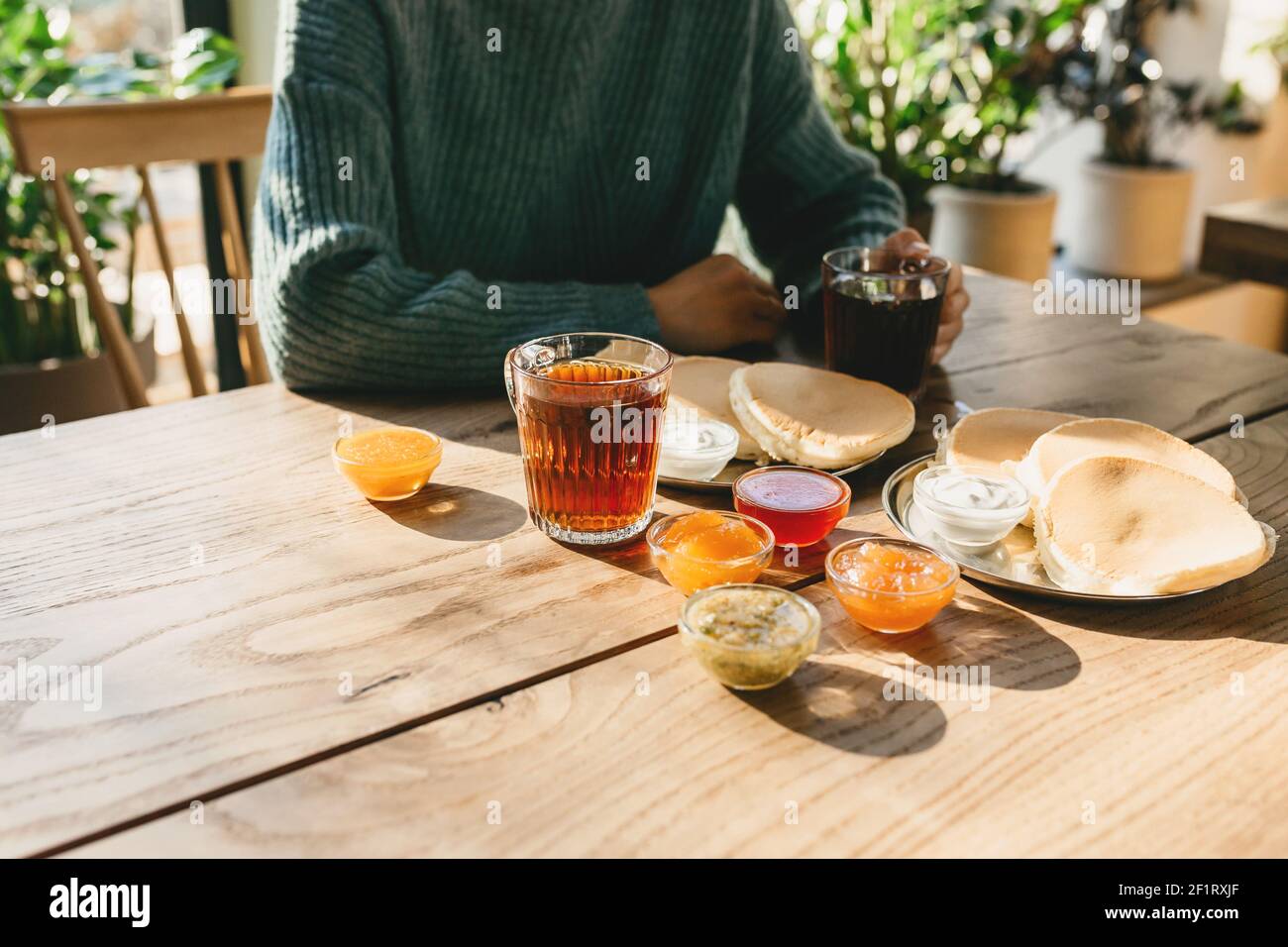 Kitchen tea drinks table hi-res stock photography and images - Alamy