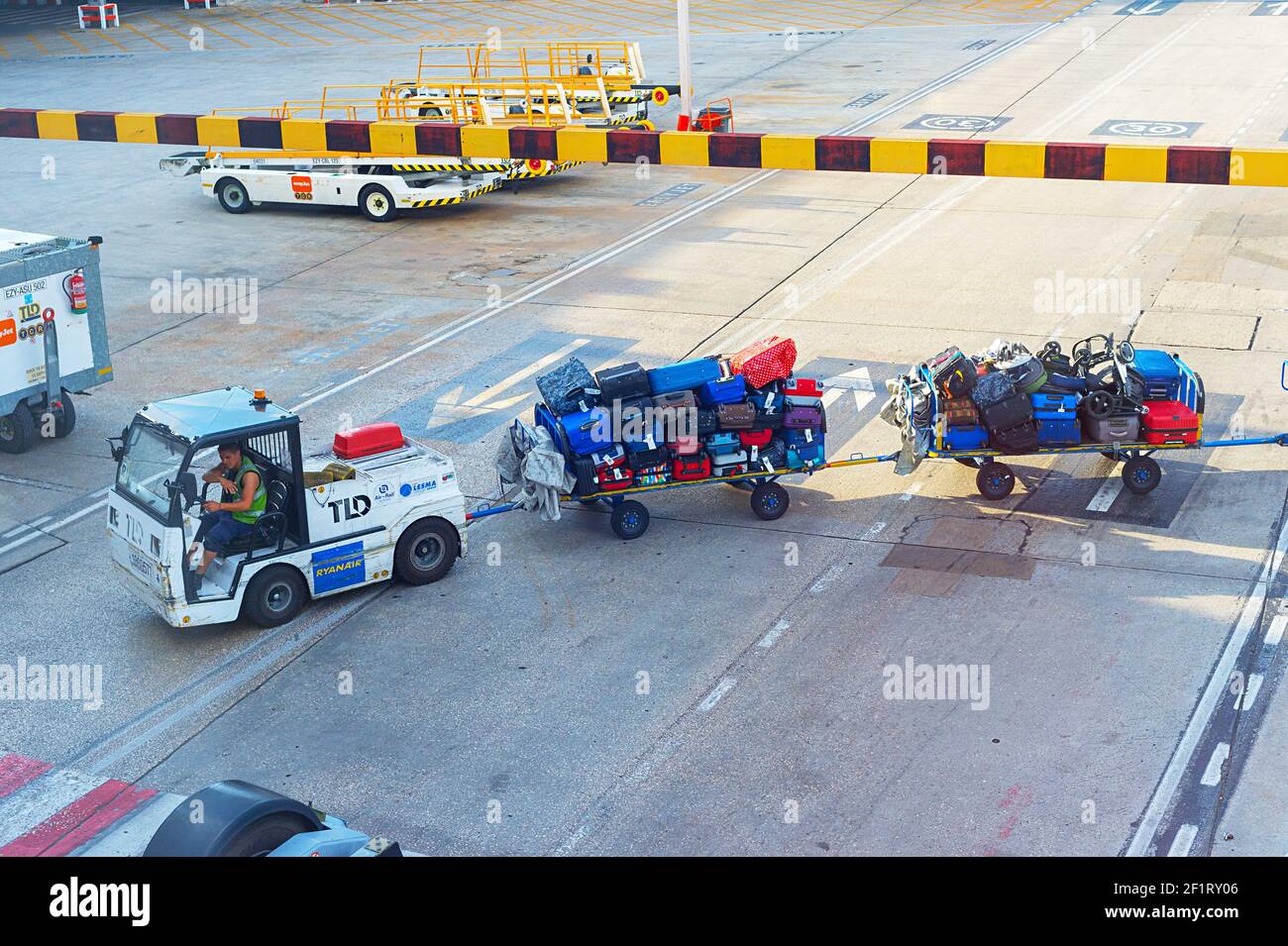 Airport luggage truck hi-res stock photography and images - Alamy