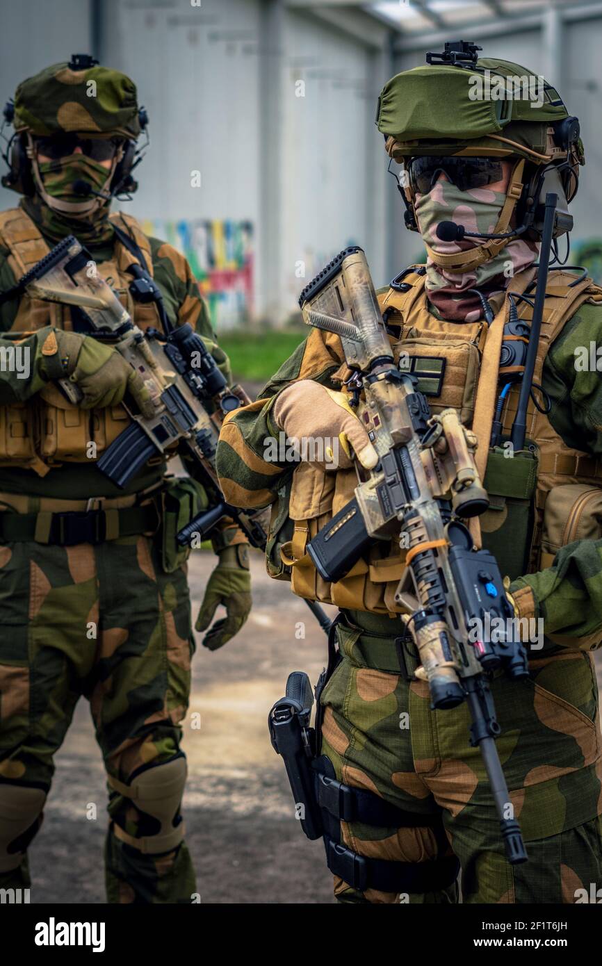 Two equipped special forces hi-res stock photography and images - Alamy
